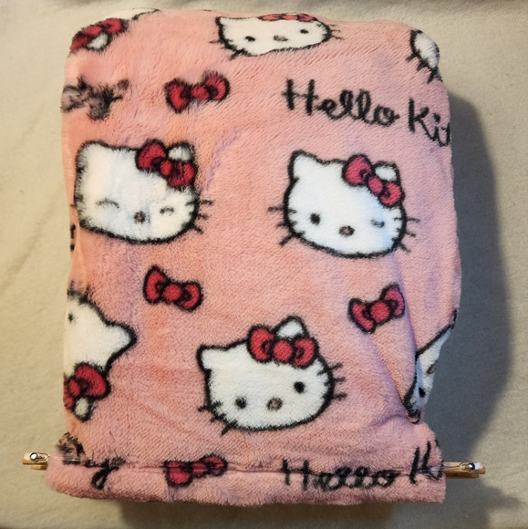 Hello Kitty | Bedding | Hello Kitty Ultra Fine Faux Fur Plush Throw ...